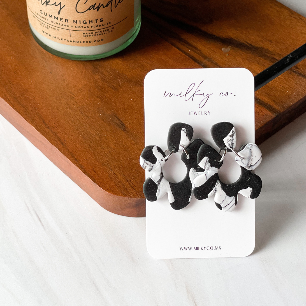 Daisy BW Matte Aretes – Milky Co.